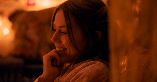 Nadie es lo que parece - Película 2023 - Dir. Amy Redford | Filmelier